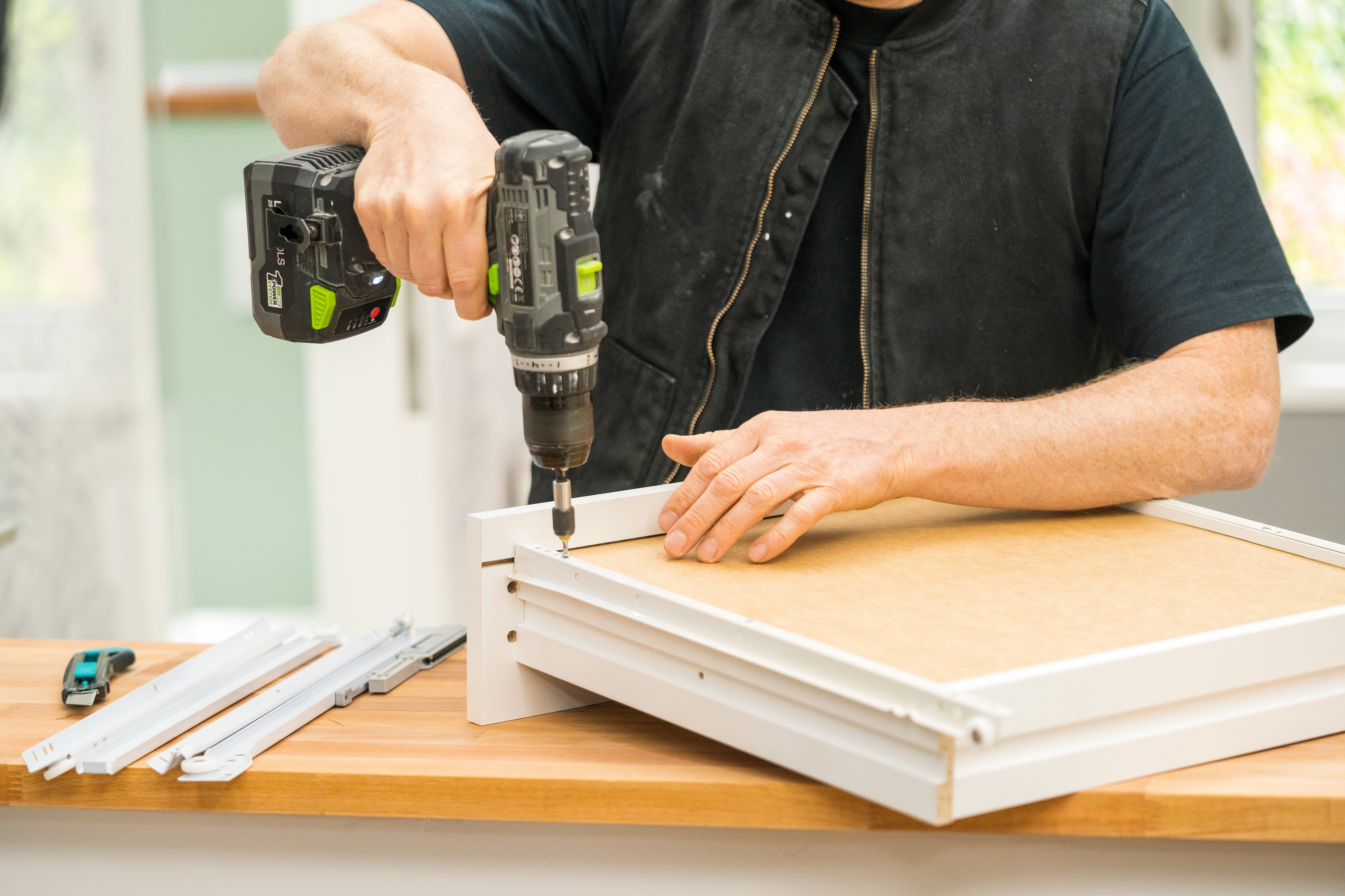 So kannst du eine Schubladenschiene wechseln | OBI