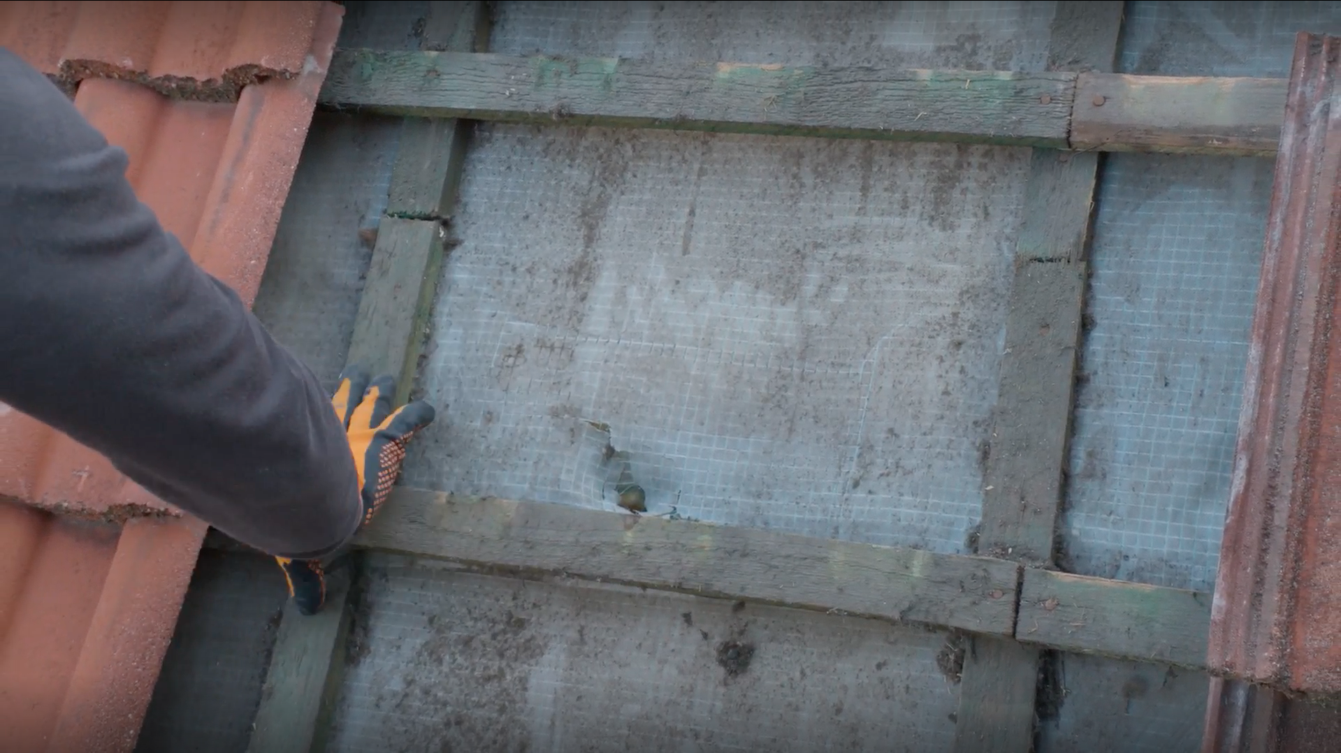 Dachziegel austauschen & Unterspannbahn reparieren | OBI