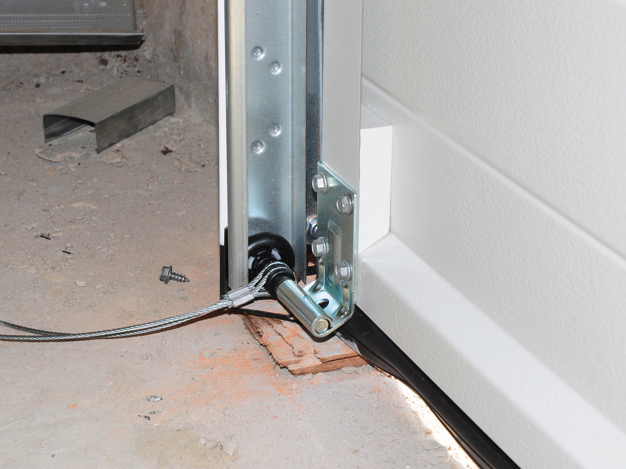 Garagentor einbauen – Schwingtor und Sektionaltor | OBI