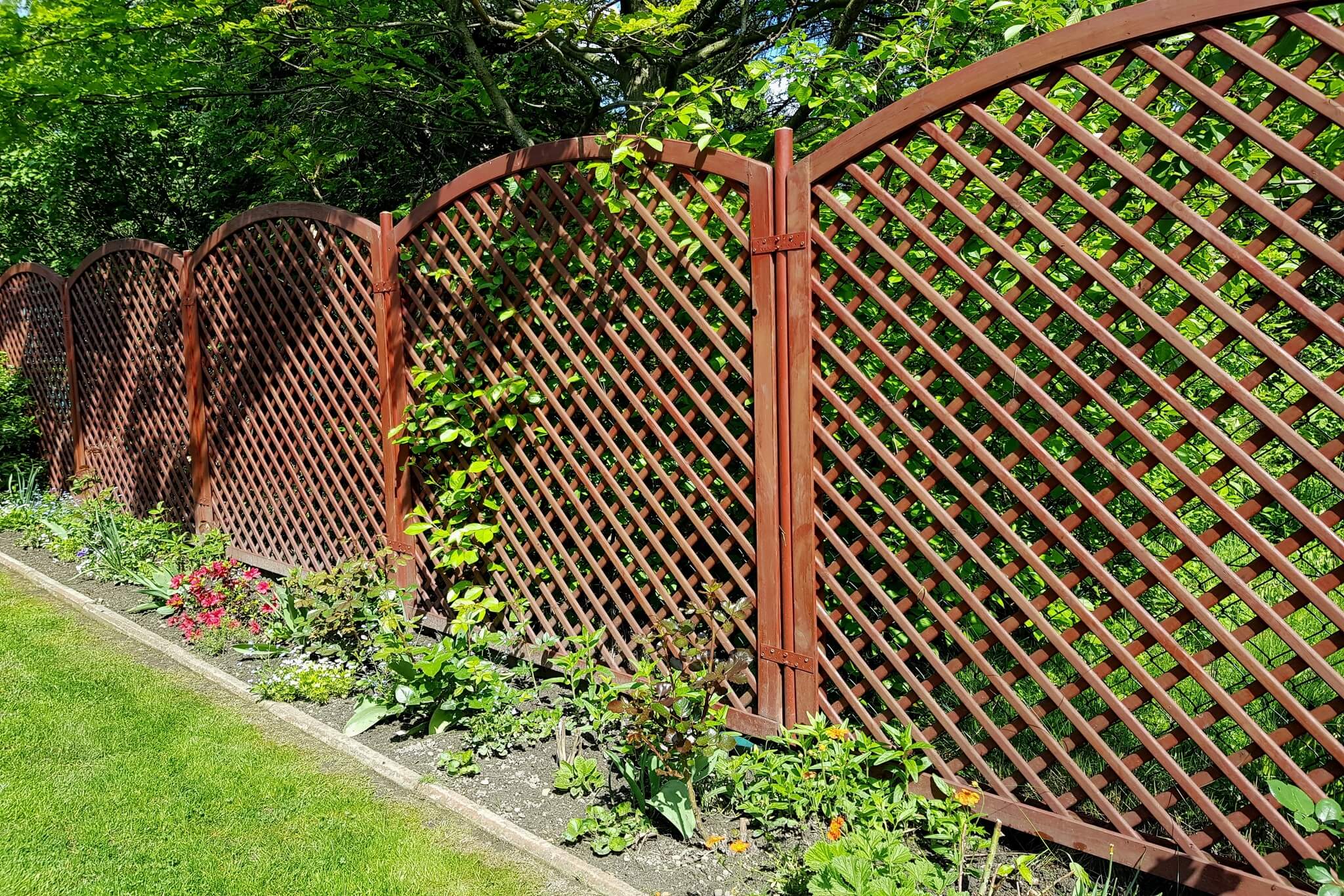 Jak zadbać o drewniane i metalowe ogrodzenie? Poradnik | OBI