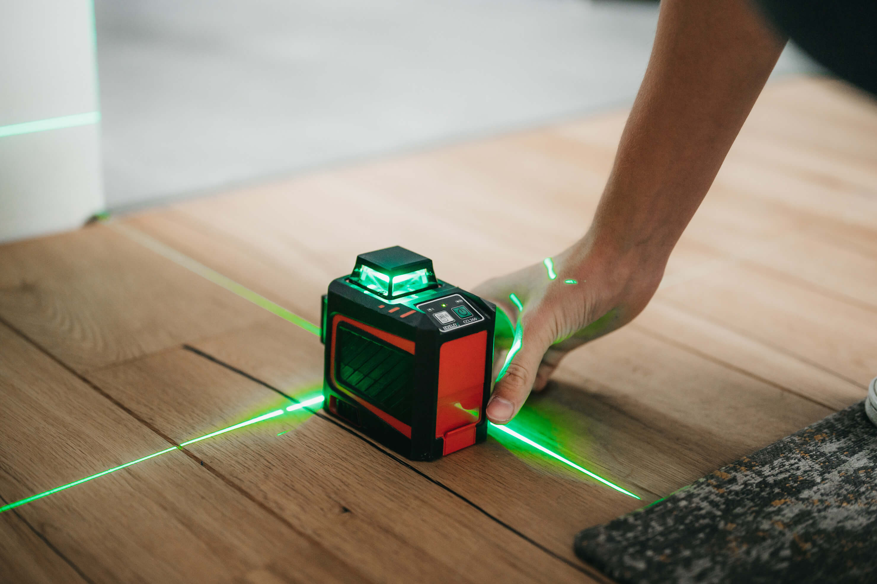 Jak działa poziomica laserowa i ile kosztuje? Poradnik OBI