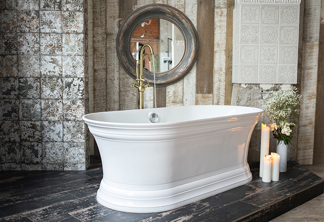 Montaż wanny wolnostojącej – jak zamontować wannę | OBI