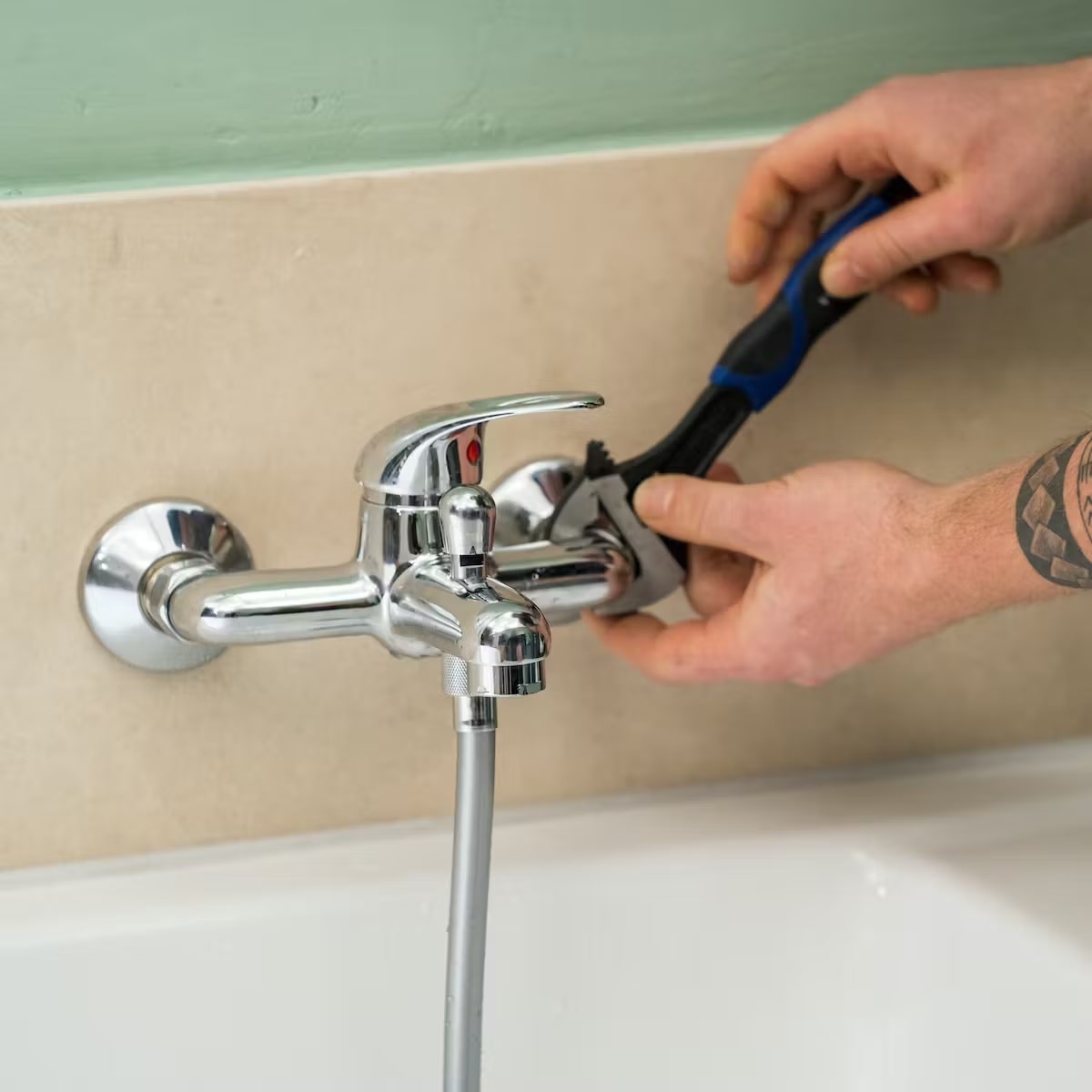 Jak zmienić baterię wannową? Przewodnik OBI krok po kroku