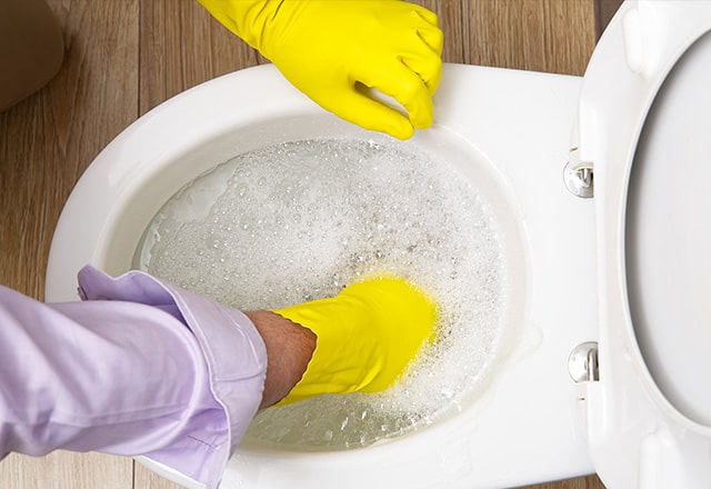 Zatkana toaleta – jak sobie z nią poradzić? | OBI