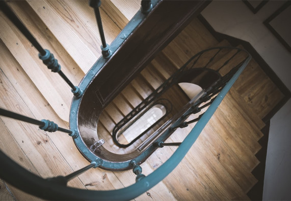 Schody z paneli podłogowych – zrób to sam! Poradnik | OBI