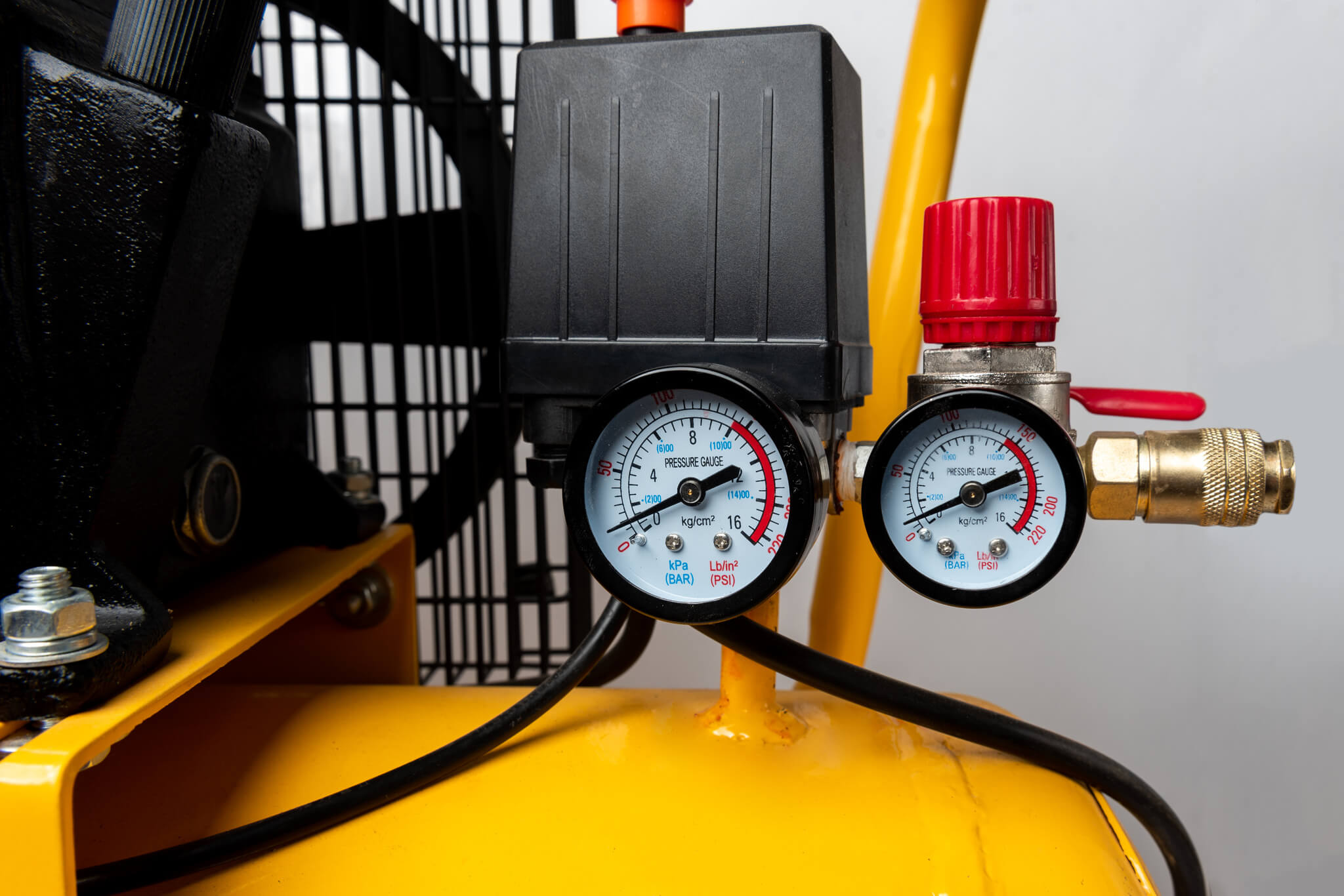 Jak działa i do czego służy kompresor – kompendium | OBI