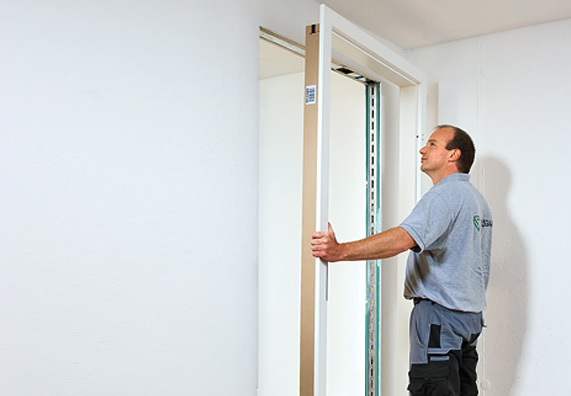 Montare una porta interna | OBI